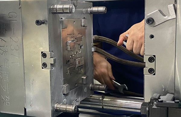 An effective method to remove the slug from plastic molds - Customized ...